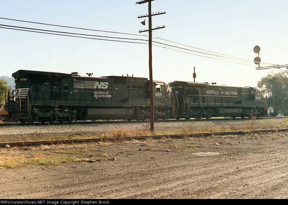 NS 8528 & 8517 leaving for Cincinnati, OH